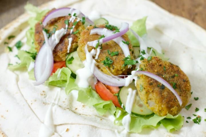 Homemade Falafel Wraps with Tomato, Tzatziki, and Cucumber - Earth ...